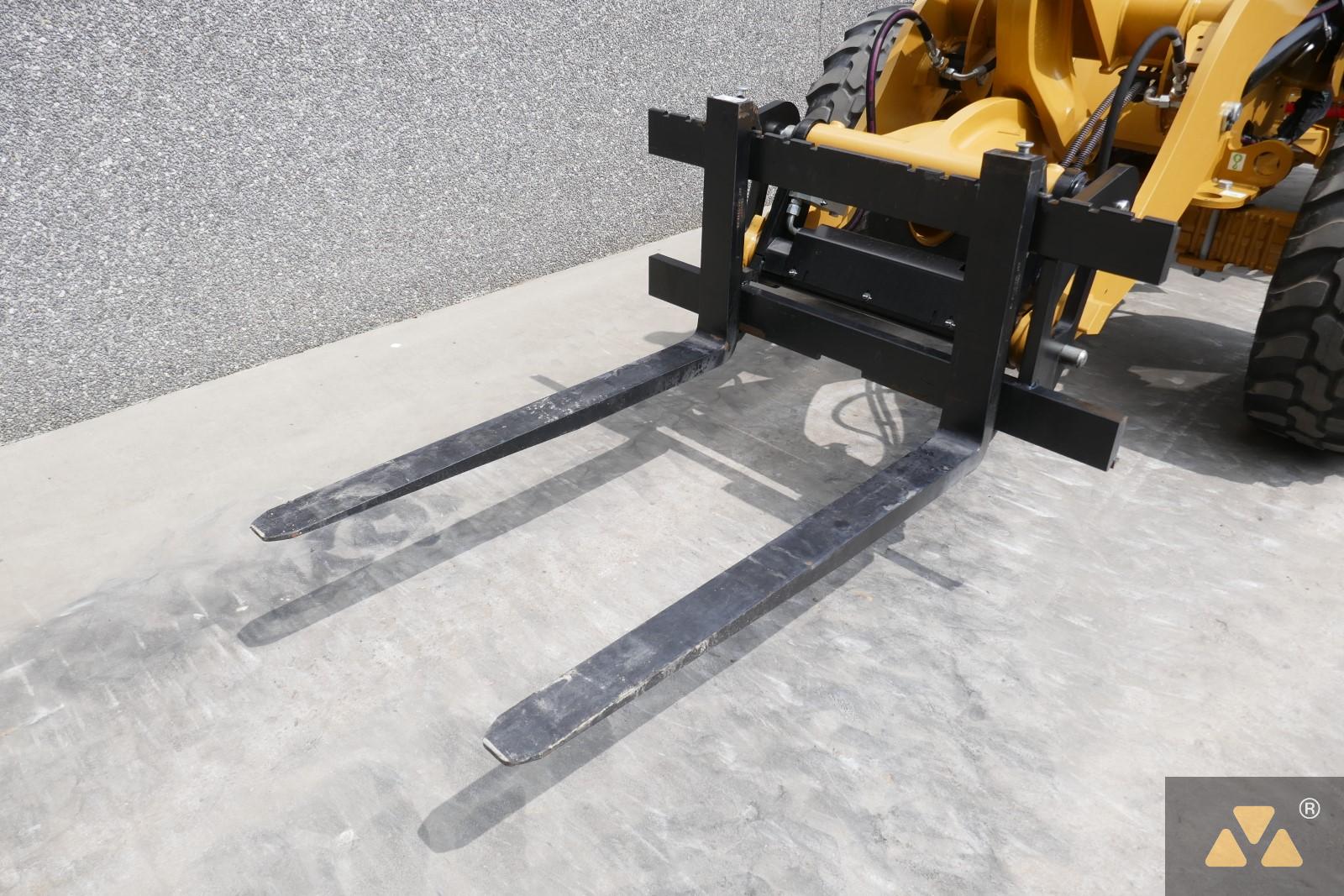 Delta Machinery | Caterpillar 908 - NEW - EPA/CE - 40KM - Bucket and Forks